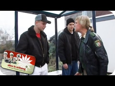 Asoziale Jugendliche pöbeln - Polizistin dreht durch | Alles In Ordnung