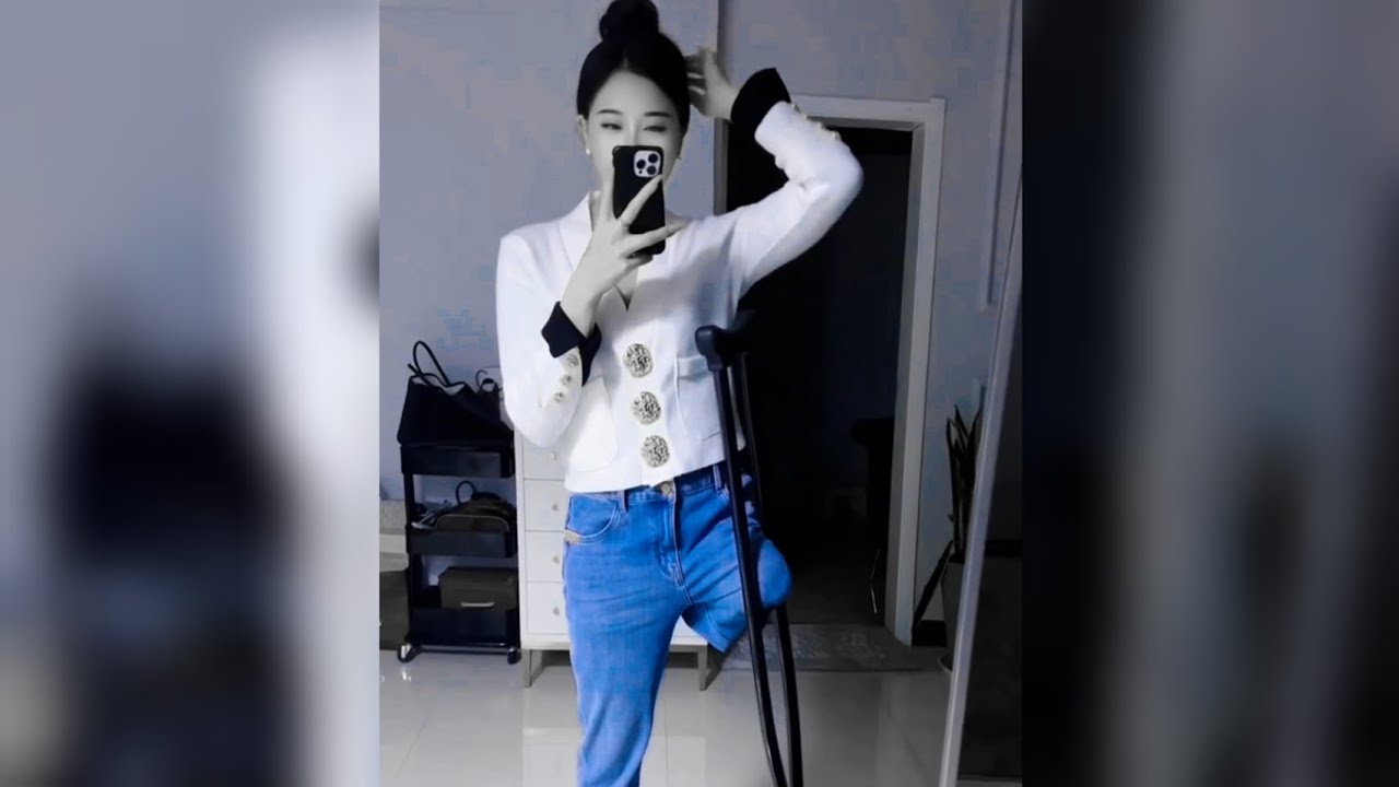 Tall Amputee Girl Taking Selfies | Amputada | Mujer Con Discapacidad ...