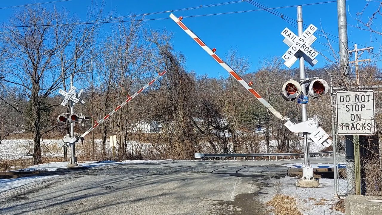 Old Quarry Road level crossing, Bernardsville, NJ - YouTube