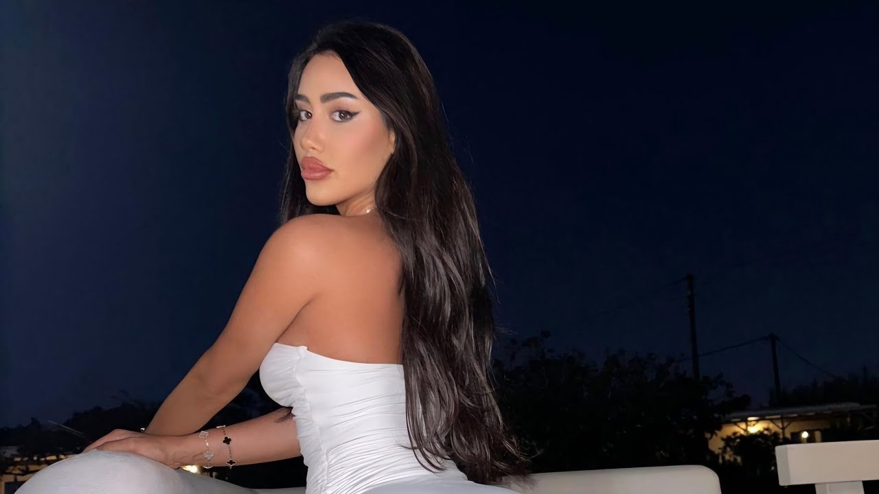 Ester Bron 💛 Popular Social Media Star and Instagram Influencer - YouTube