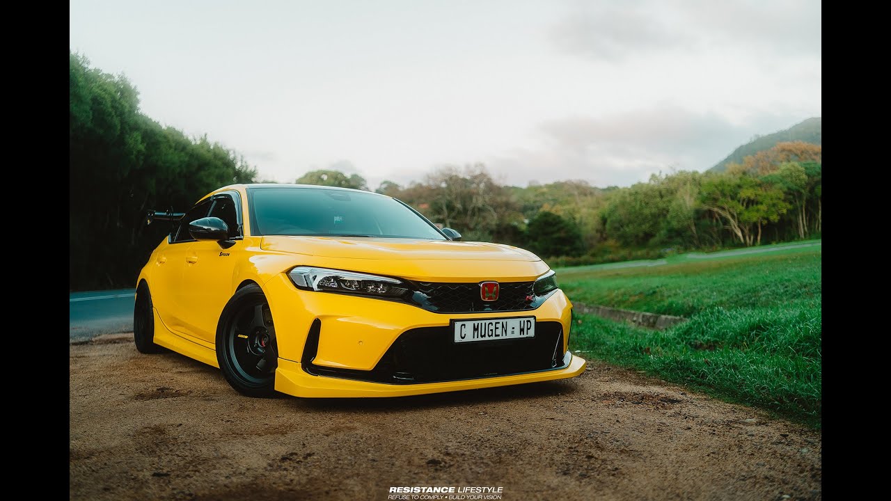 Driving in Style: The Eye-Catching Yellow Honda FL5 Civic Type R | 4K ...