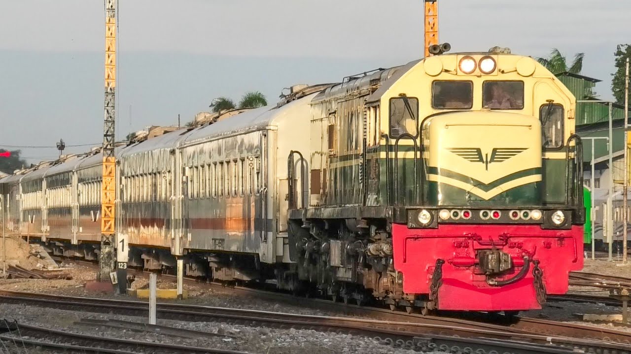 RAMAINYA KERETA SORE ! LOKOMOTIF VINTAGE MENARIK KERETA API JARAK JAUH ...