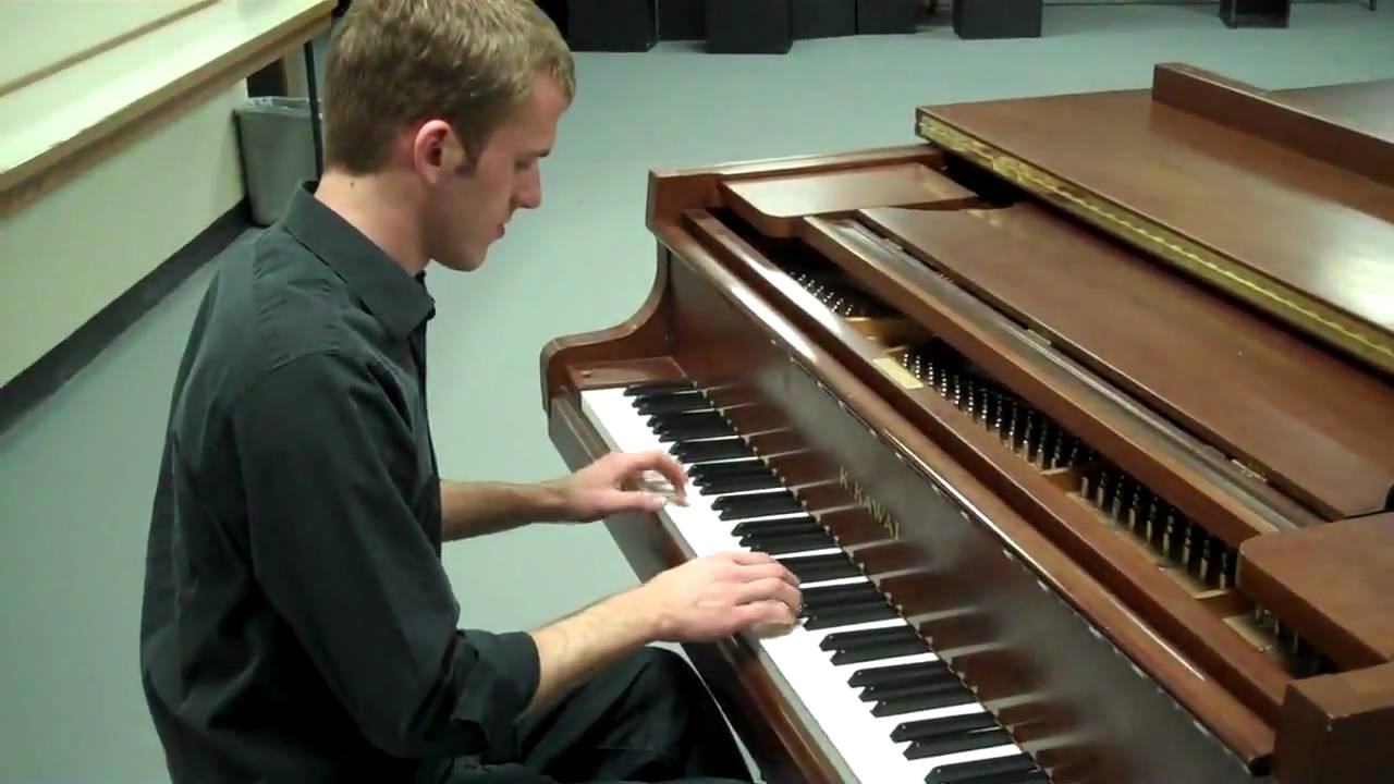 Backwards piano player - YouTube