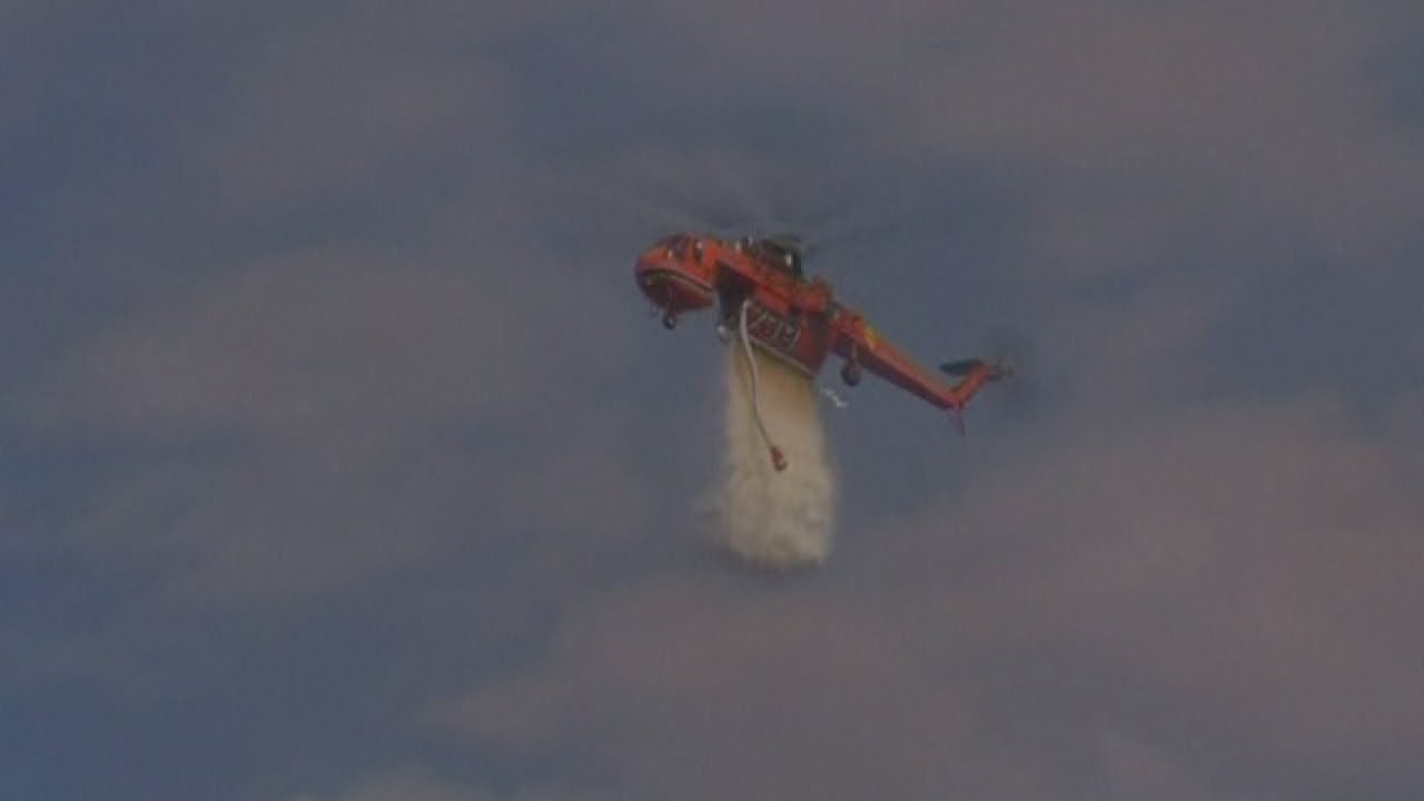 Helicopters and planes battle bushfire in South Australia - YouTube