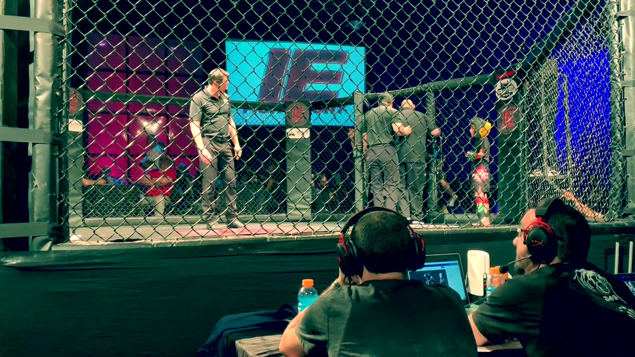 Jesse’s First Cage Fight - YouTube