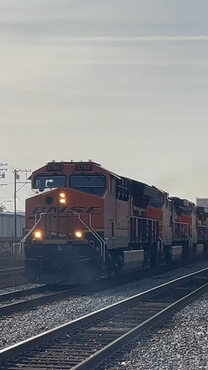 BNSF 3795 W/K3LA leads StackTrain - YouTube