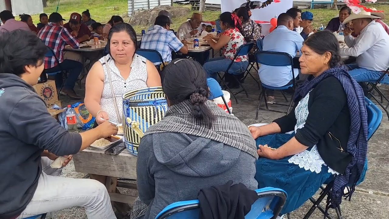Las Tías Disfrutando de una Comida Mixteca / San Pedro Corral San Juan ...