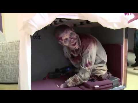 Walking Dead Oyuncusuna Zombi Şakası