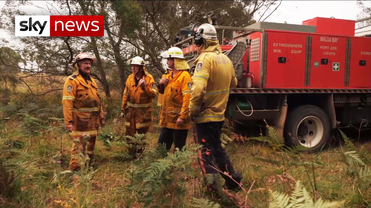 Oz Bushfires: Exhausted firefighters critical of PM - YouTube