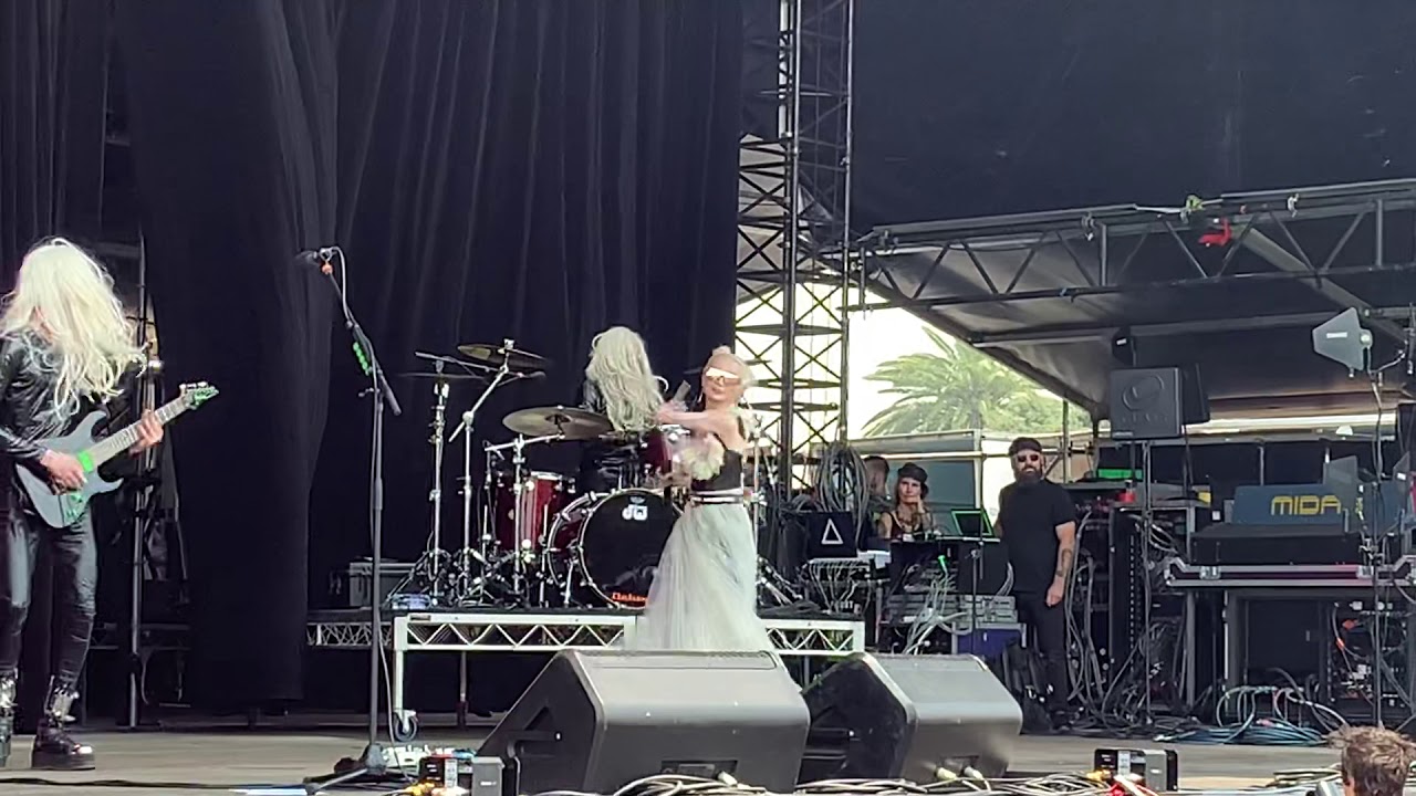 Poppy - Play Destroy - Sydney 7/12/19 - Good Things Festival - YouTube