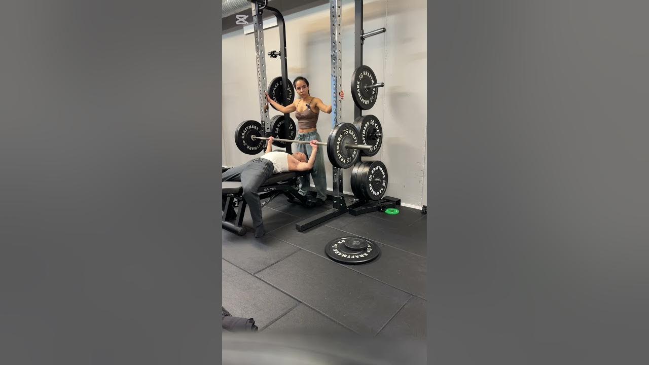 Han väger 48kg och jag 46kg on the road to 65kg bänk - YouTube