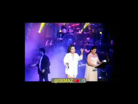 Sibel can irem dericinin  elinden tuttu ve sahneden indirdi