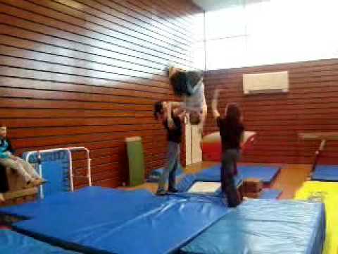 Atelier saut de main et saltos arriere - YouTube