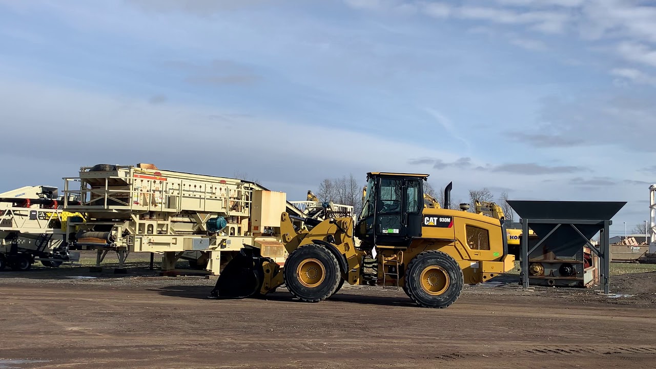 CAT 930M - YouTube