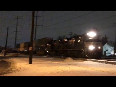 NS 4538 leads an intermodal - YouTube