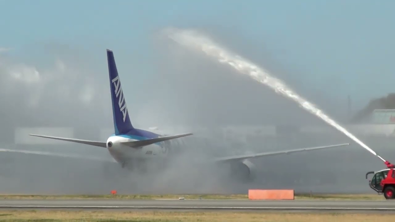 祝就航！鬼滅の刃JET弐！Demon Slayer Airplane柱たちがかっこいい！かすがいカラスもお出迎え！？in松山空港！放水アーチも ...