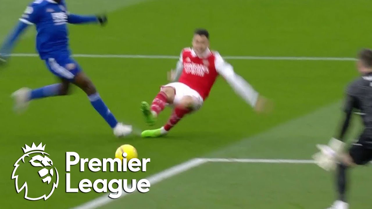 Gabriel Martinelli, Arsenal draw first blood v. Leicester City ...