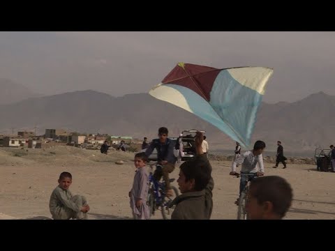 Kite flying, an Afghan passion - YouTube