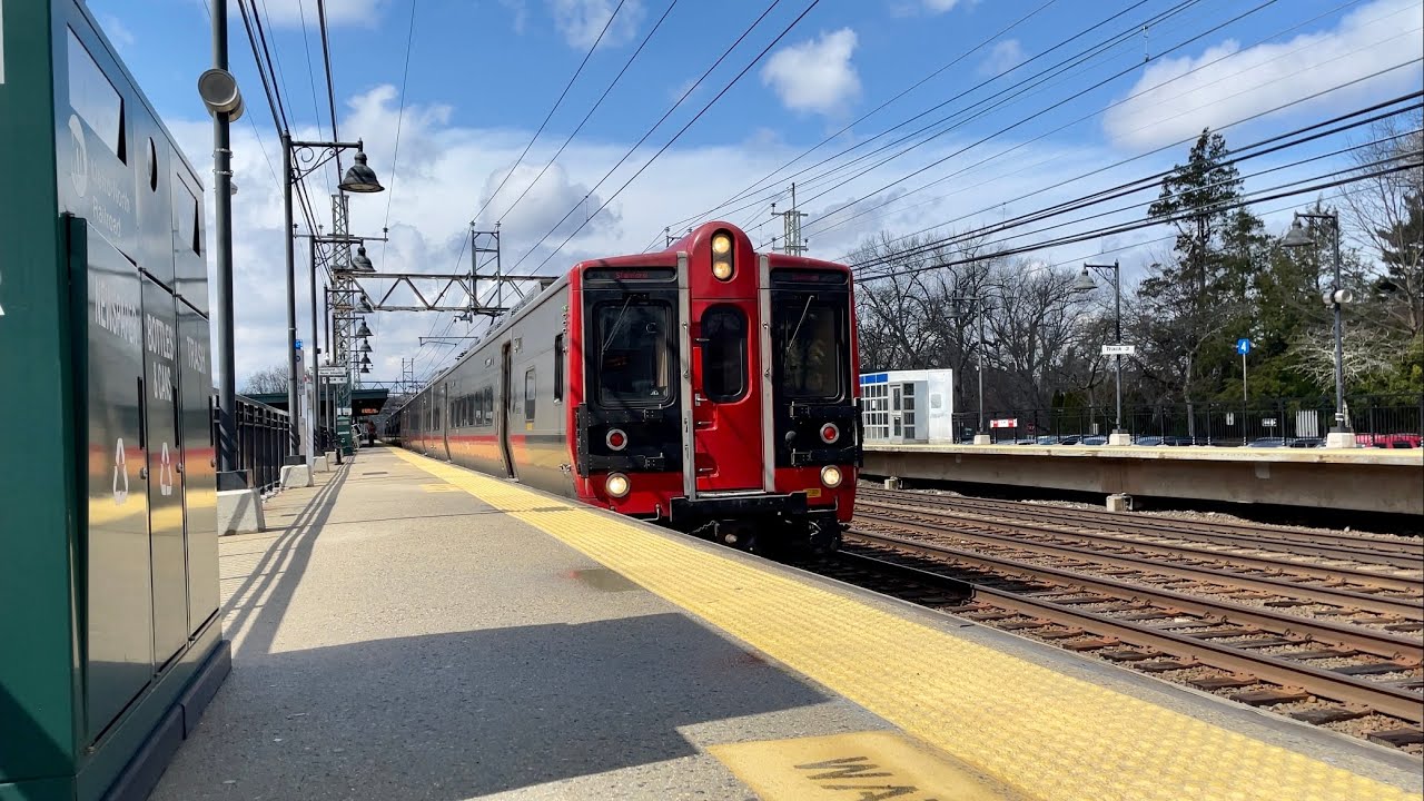 2 Trains @ Pelham w/ Hornshow and Power Changeover - YouTube