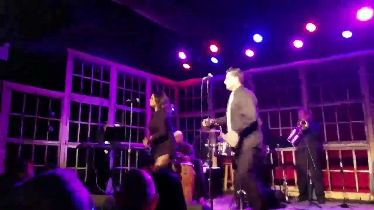 Celeste La Fiera cantando con Héctor Rosado y su Orquesta Hache - YouTube