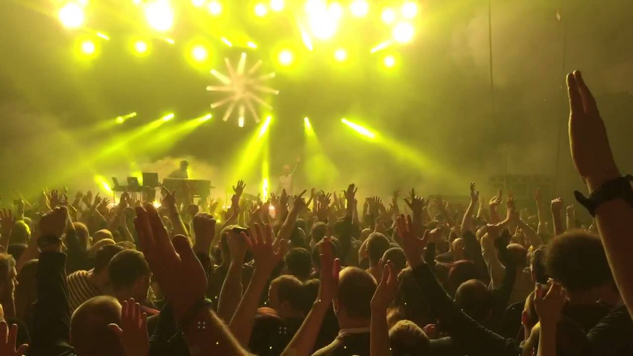 Born Slippy Glasgow - YouTube