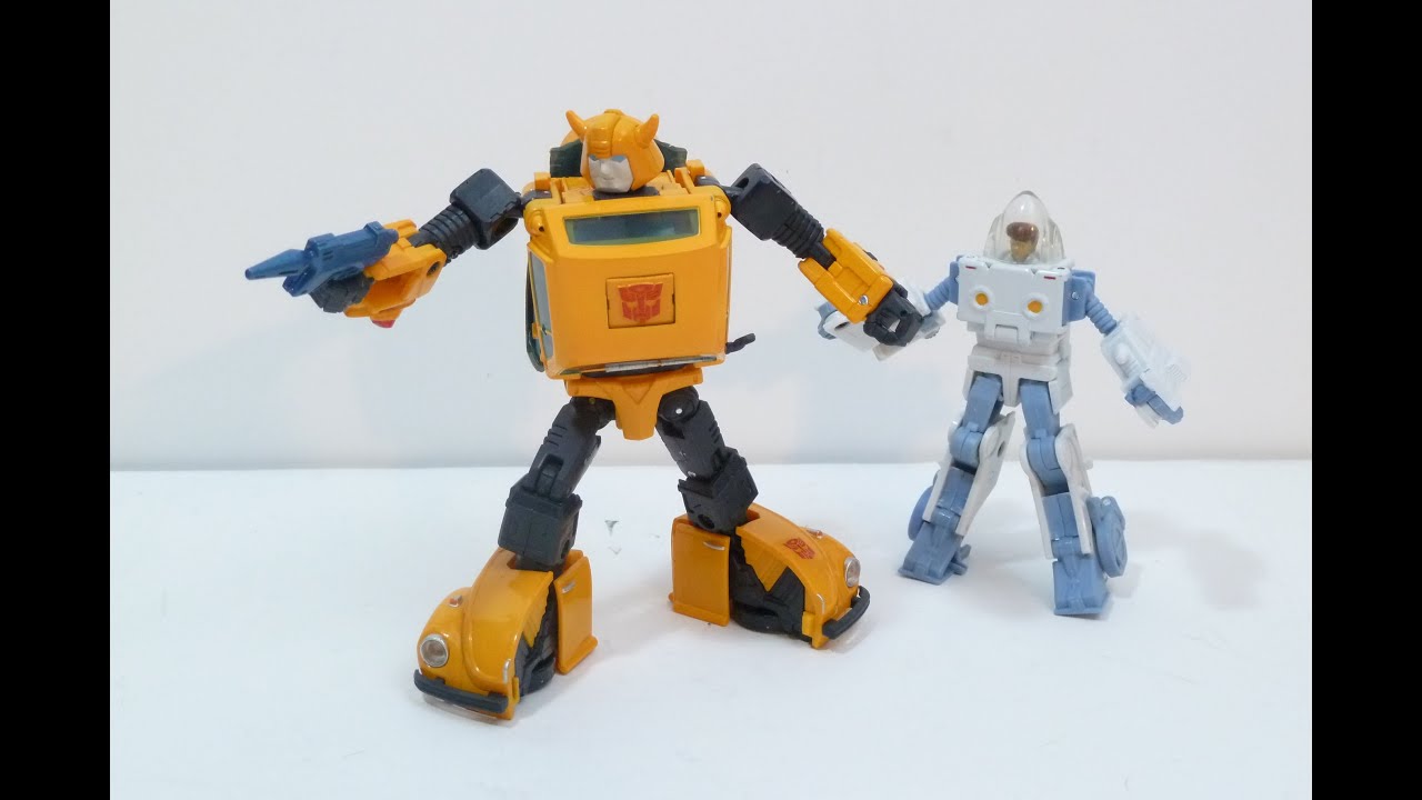 Rob A Reviews Transformers MP 21 Bumble Masterpiece Bumblebee - YouTube