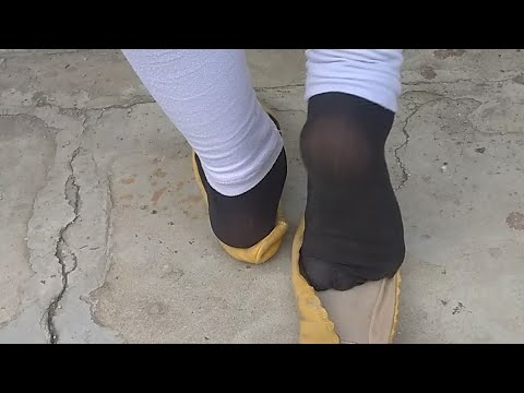 Flats shoeplay in black nylons