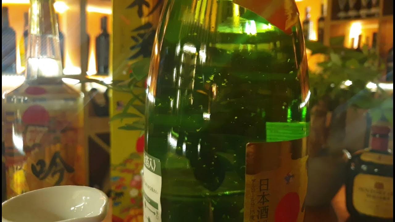 Rượu sake vẩy vàng Mặt Trời đỏ Takara shozu Chai xanh 1.8L- Rượu Plaza - YouTube