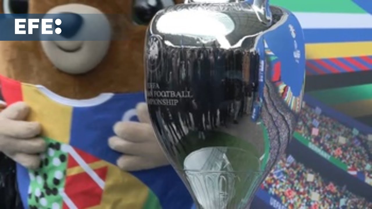 El trofeo de la Eurocopa es presentado en el Estadio Olímpico de Berlín ...