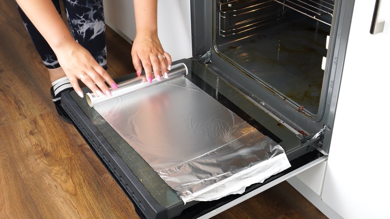 Wrap dirty oven in foil – after 2 hours, no more burnt stains - YouTube