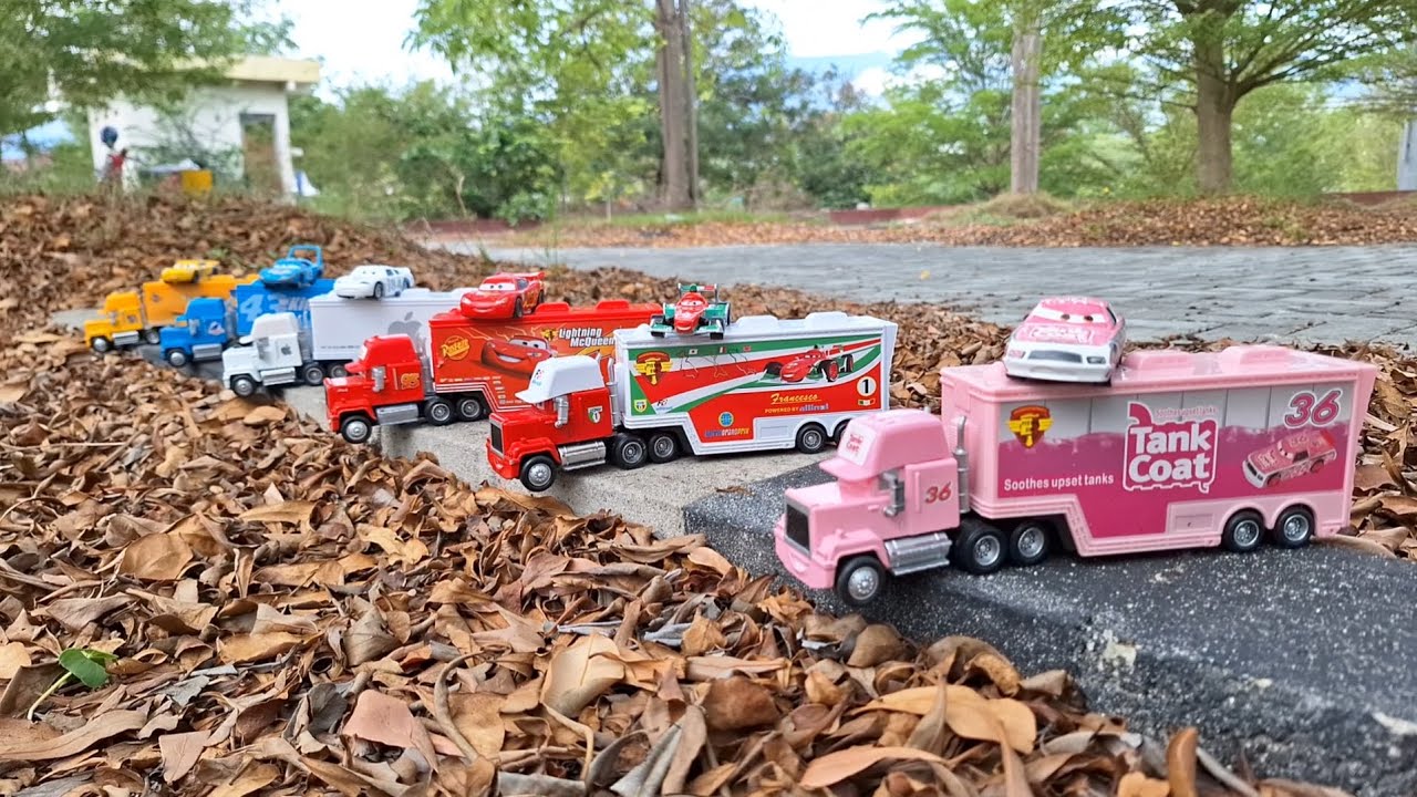 Disney Pixar Cars Lightning McQueen, Mater, Fillmore, Frank | Play in ...