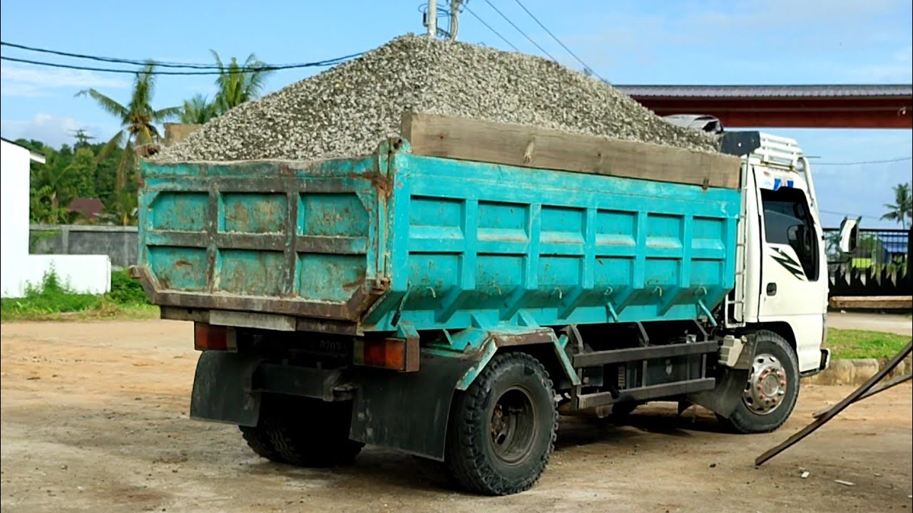 Mobil Dump Truk Muat Batu Split Bongkar Muatan Di Pinggir Komplek ...