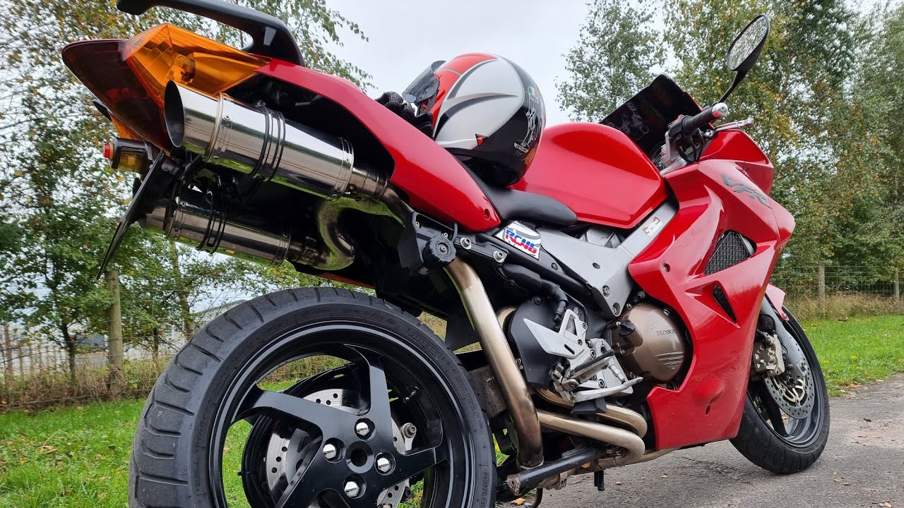 VFR800 VTEC DELKEVIC EXHAUST SOUND - YouTube