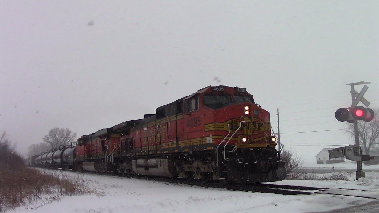 BNSF 4695 South in Manteno, IL 2/4/21 - YouTube