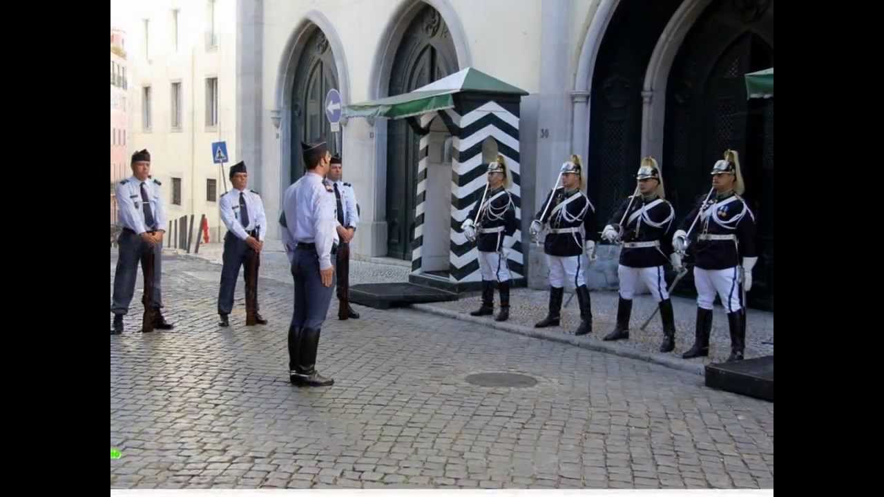 A Bandeira - Guarda Nacional Republicana - Quartel do Carmo - 12Maio2013 - YouTube