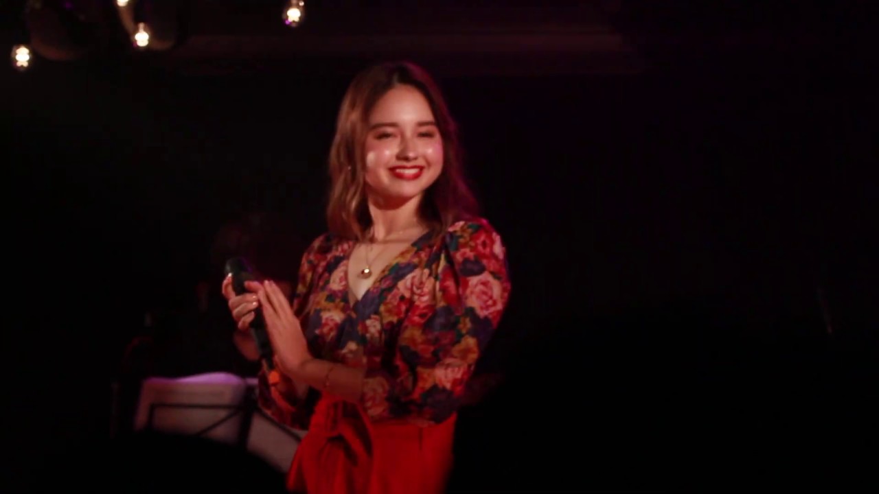 Angela Chubak(アンジェラ・チューバック) ゲレンデがとけるほど恋したい(広瀬香美cover) 2019.12.21 - YouTube