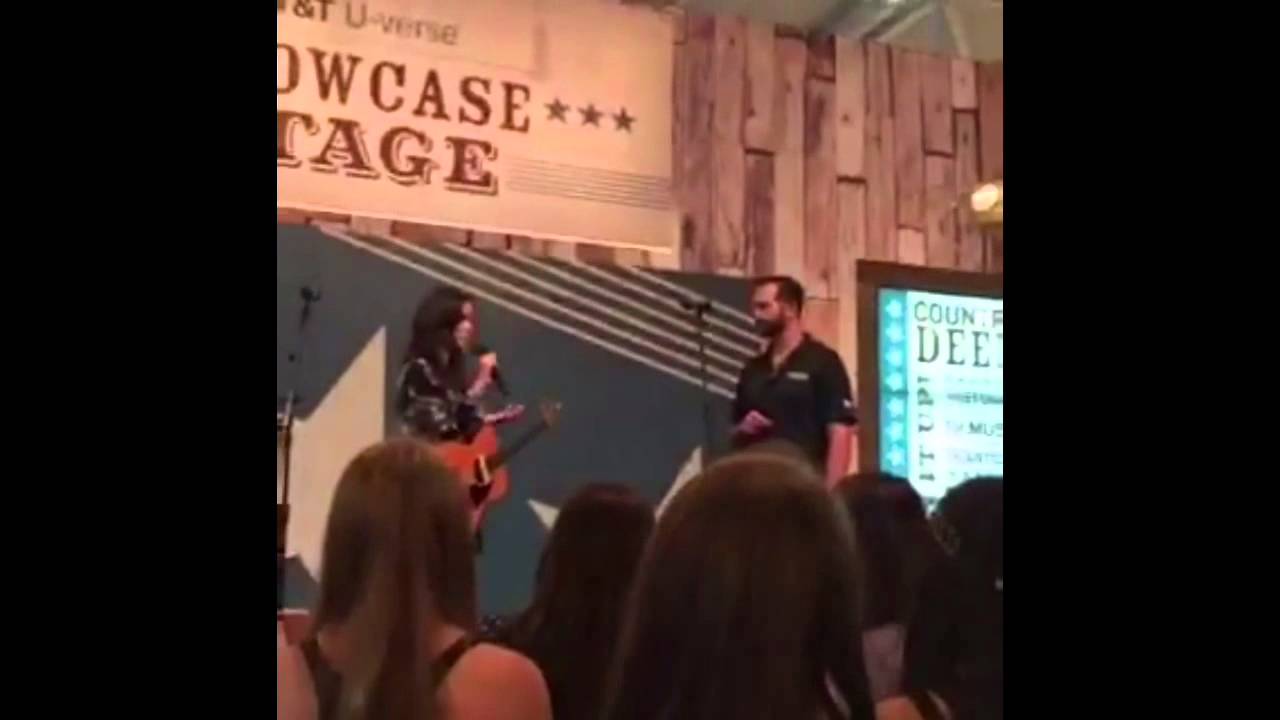Elizabeth Huett Talks About Attending The University Of Taylor Swift ...
