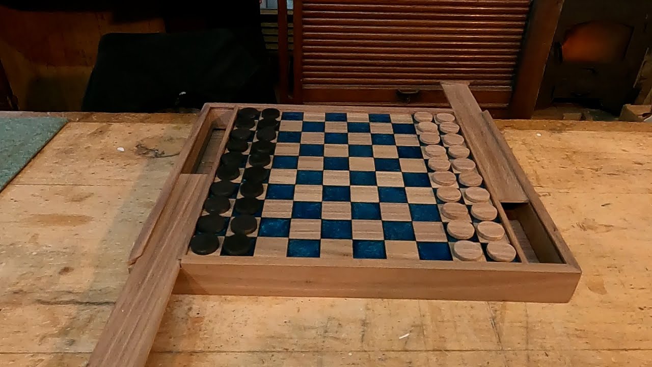 un damier en bois et résine époxy - YouTube