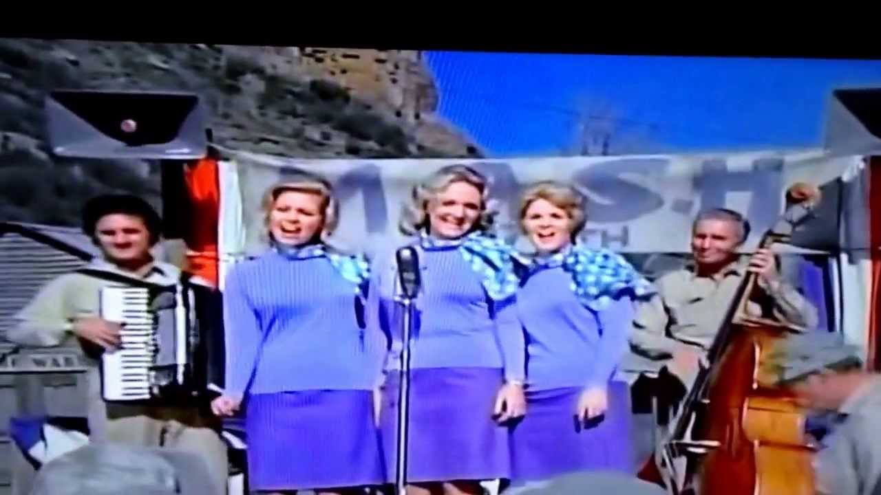 I love listening to these women singing on this episode of Mash! - YouTube