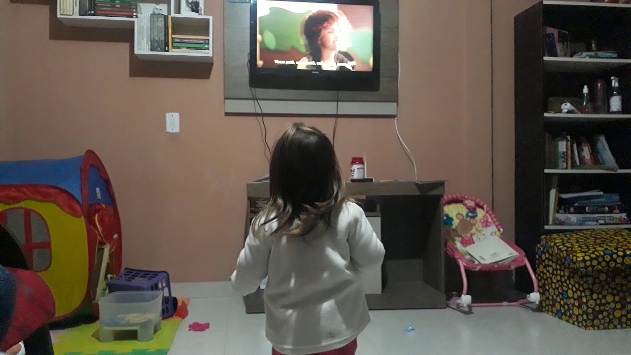 Bebê dançando a música vamos pular com fit dance kids - YouTube