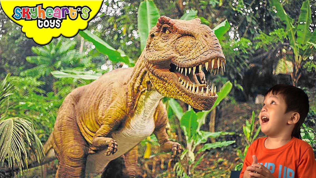 Toddler goes back to JURASSIC WORLD - T-Rex, Raptor battle dinosaurs ...