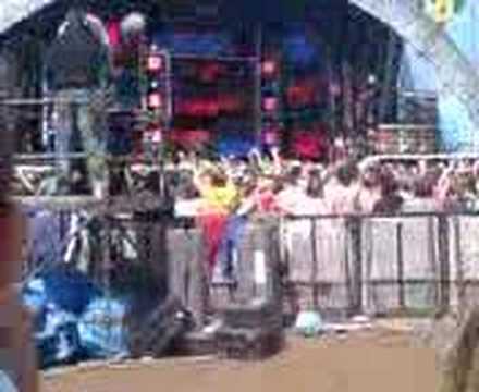 dizzee rascal performing sirens live - YouTube