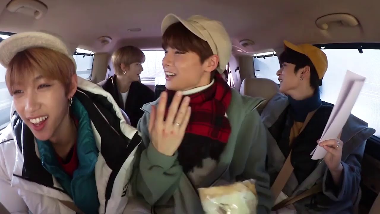 V live Stray Kids - YouTube