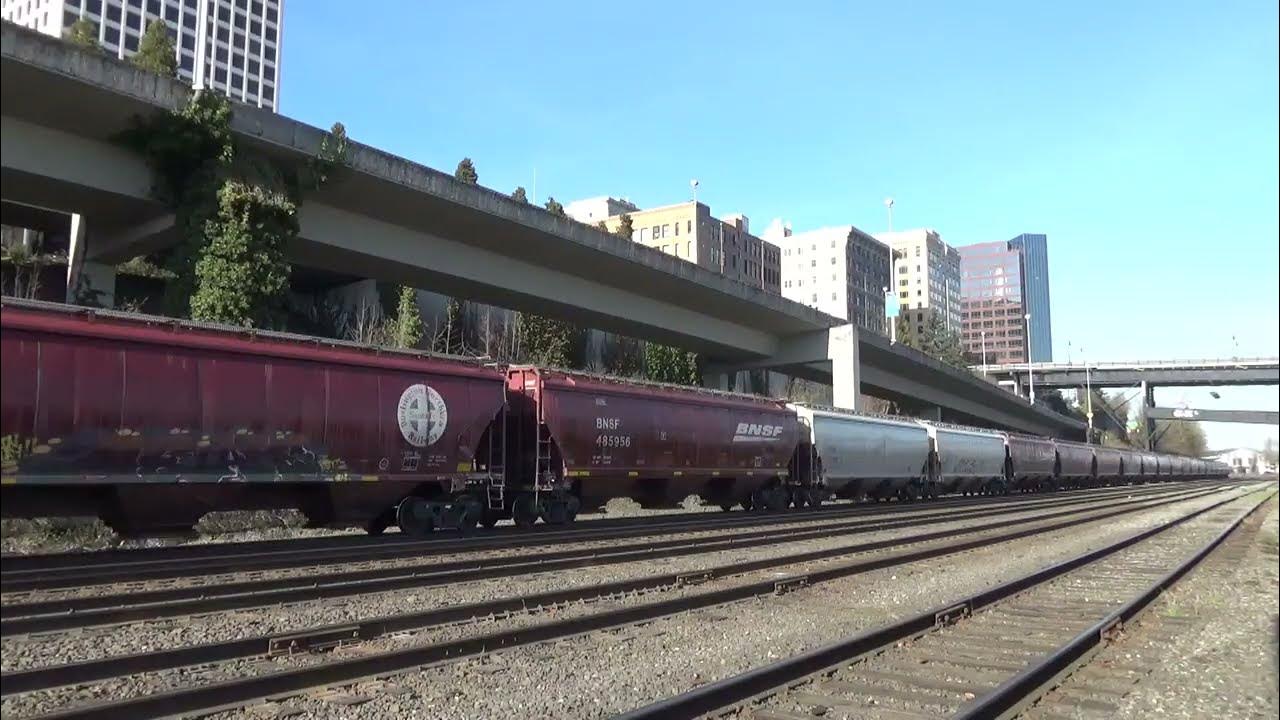 (Northbound) BNSF Empty Grain Train passes through 21ST Street. - YouTube