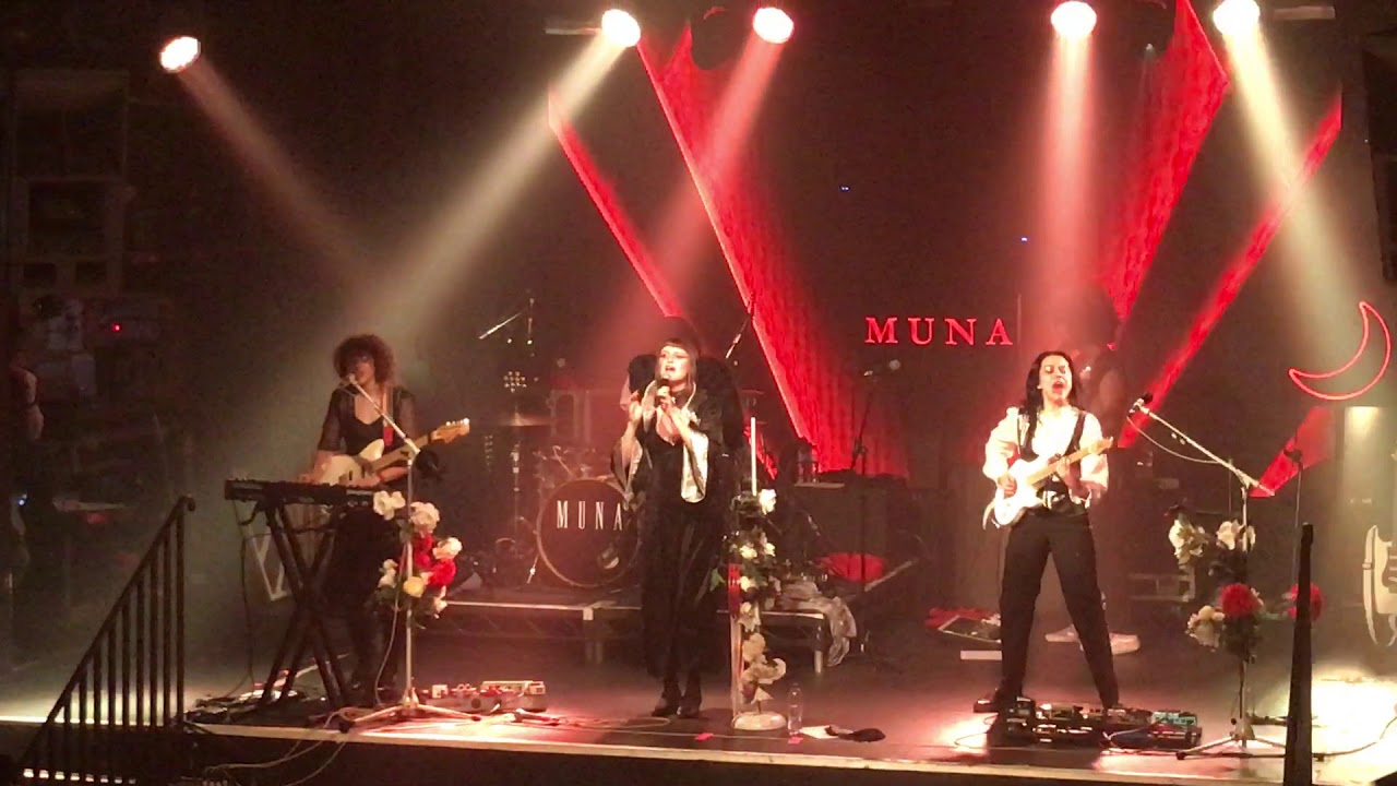 MUNA - I KNOW A PLACE (LIVE @ HEAVEN) - YouTube