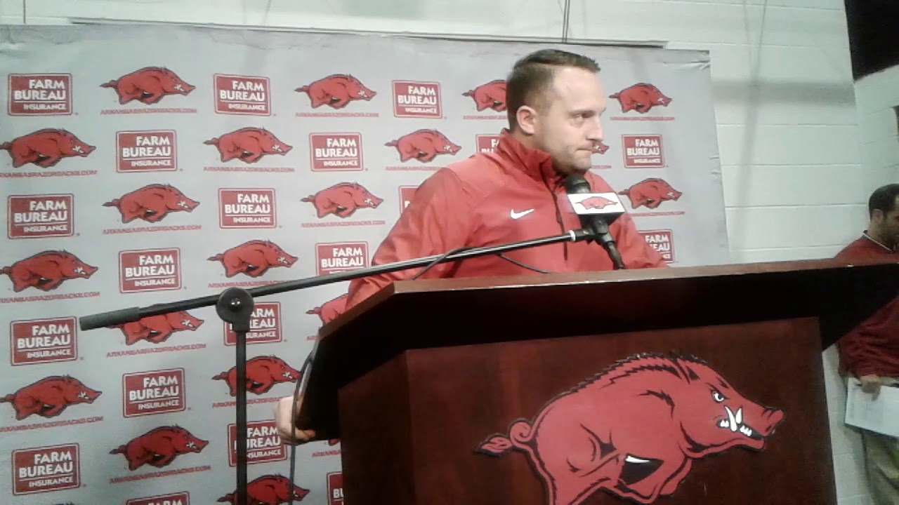 #Arkansas OC/QB Coach Joe Craddock talks w/Media#OTH👀👀🏈💨 - YouTube