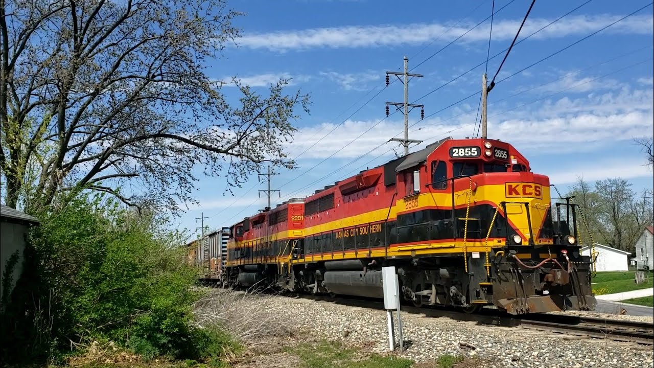 KCS Geeps #2855 & #2901 leading the KCS Roodhouse Local - YouTube