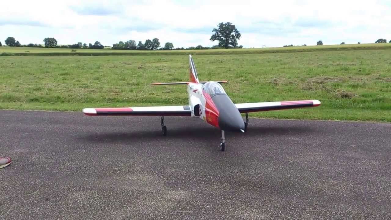 Jet au MACB - YouTube