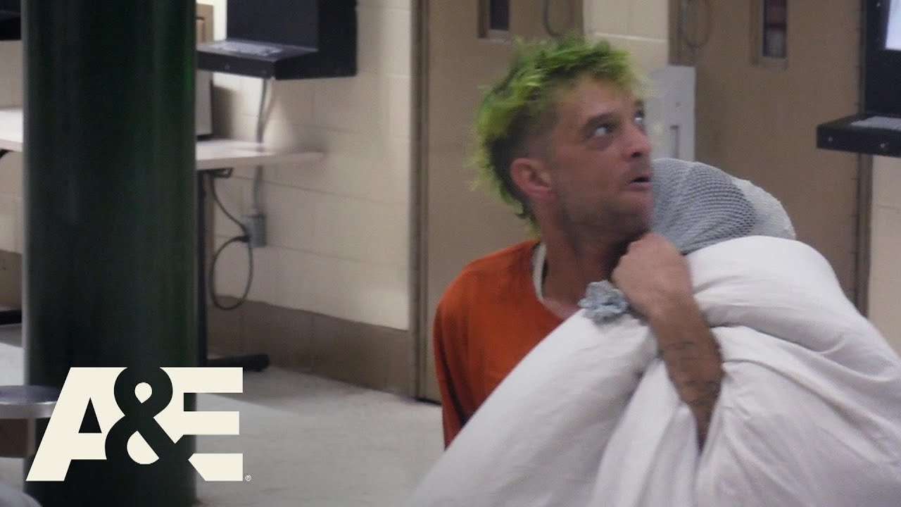 60 Days In: Tony Bribes COs to Get a Box of Chicken | A&E - YouTube