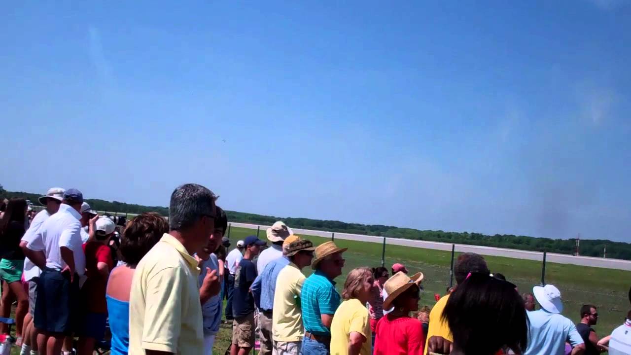 Blue Angels Diamond Loop, Inverted Pass - YouTube